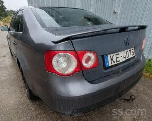 Grey Volkswagen Jetta 2005 in Jekabpils, with an engine capacity of 1.90 L and mileage of 422 thousand km for 1200 €, photo 5 on AUTOMOTO.COM.LV
