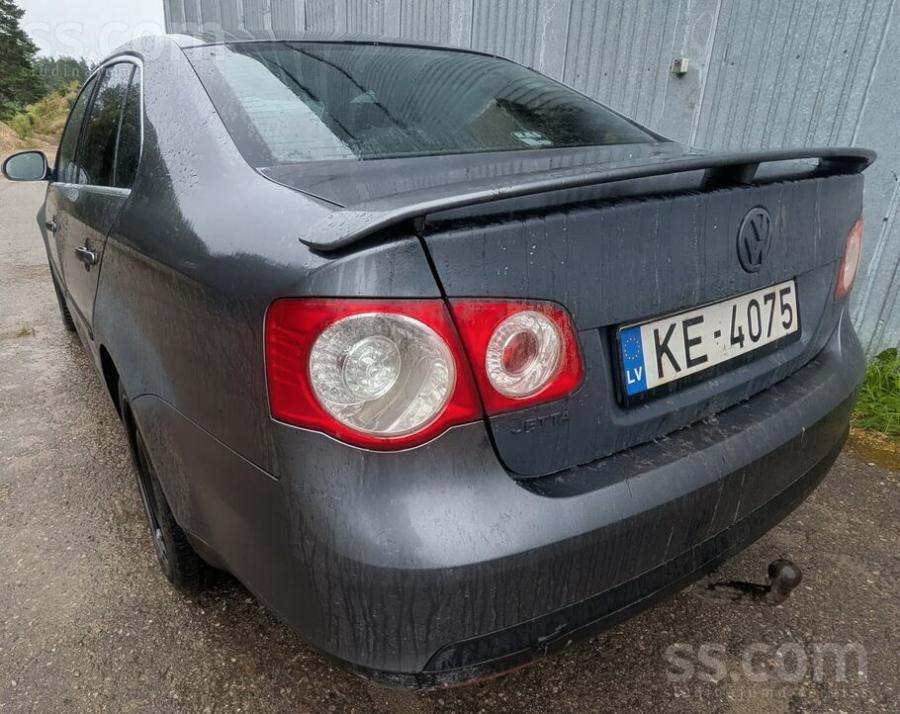 Grey Volkswagen Jetta 2005 in Jekabpils, with an engine capacity of 1.90 L and mileage of 422 thousand km for 1200 €, photo 5 on AUTOMOTO.COM.LV