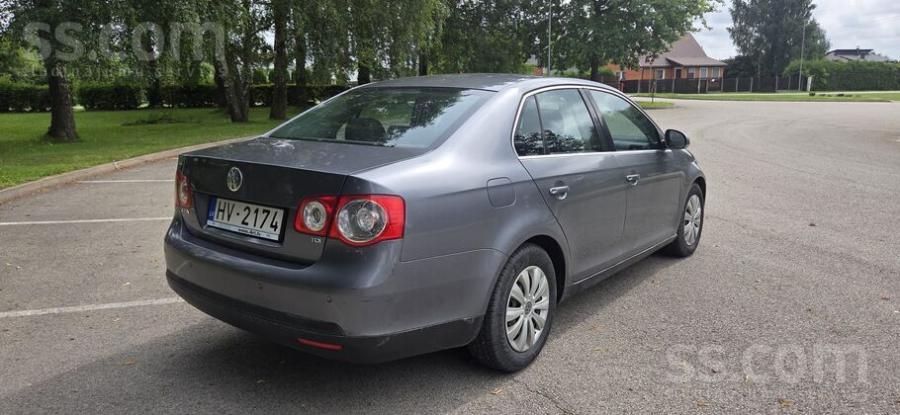 Grey Volkswagen Jetta 2005 in Bauska, with an engine capacity of 1.90 L and mileage of 264 thousand km for 2100 €, photo 3 on AUTOMOTO.COM.LV