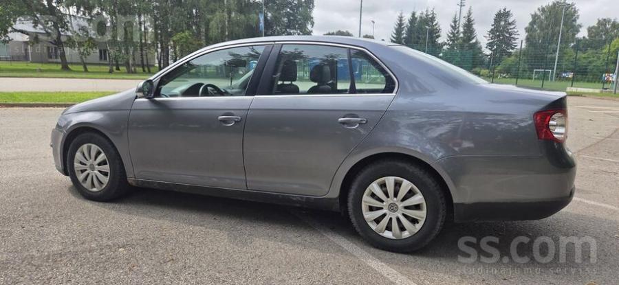 Grey Volkswagen Jetta 2005 in Bauska, with an engine capacity of 1.90 L and mileage of 264 thousand km for 2100 €, photo 5 on AUTOMOTO.COM.LV
