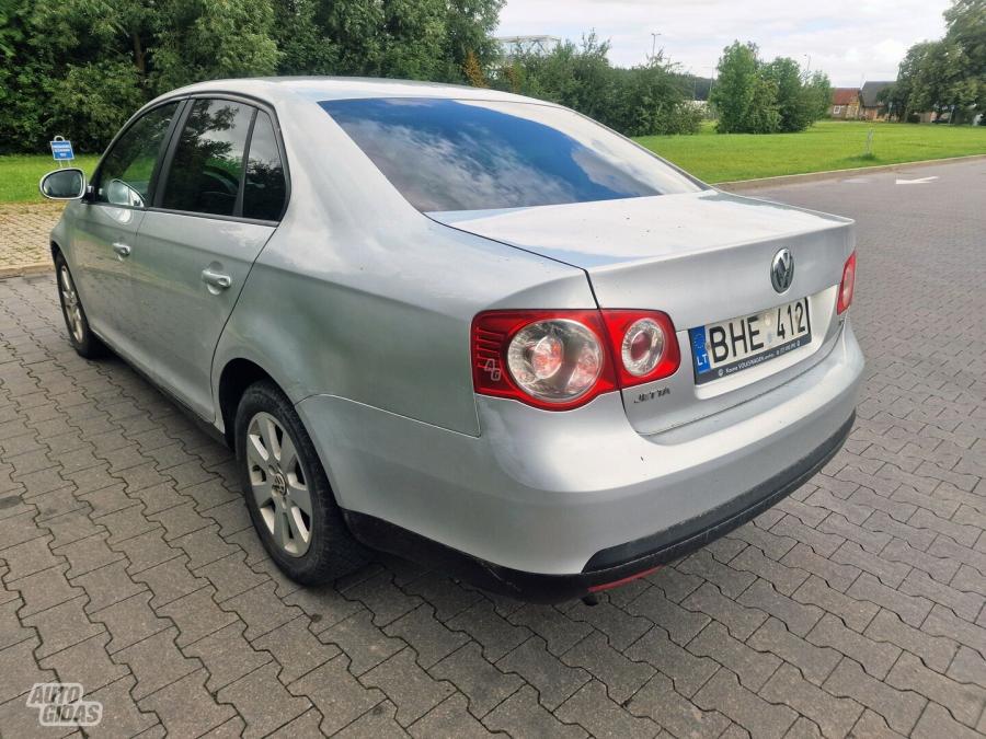 Pelēks Volkswagen Jetta 2006 Kaišiadorys, ar dzinēja tilpumu 1.90 L un nobraukumu 270 tūkst. km par 1500 €, foto 2 vietnē AUTOMOTO.COM.LV