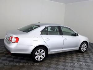 Pelēks Volkswagen Jetta 2006 Tallina, ar dzinēja tilpumu 1.60 L un nobraukumu 289 tūkst. km par 899 €, foto 3 vietnē AUTOMOTO.COM.LV