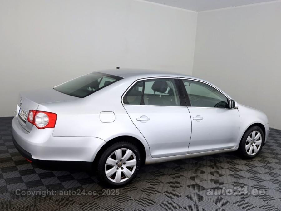 Pelēks Volkswagen Jetta 2006 Tallina, ar dzinēja tilpumu 1.60 L un nobraukumu 289 tūkst. km par 899 €, foto 3 vietnē AUTOMOTO.COM.LV