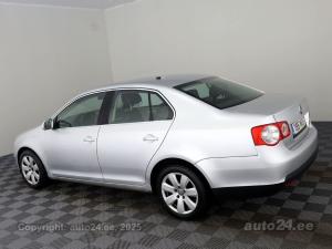Pelēks Volkswagen Jetta 2006 Tallina, ar dzinēja tilpumu 1.60 L un nobraukumu 289 tūkst. km par 899 €, foto 4 vietnē AUTOMOTO.COM.LV