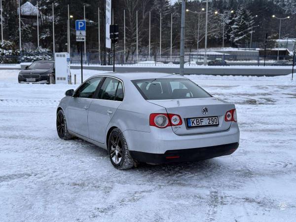 Grey Volkswagen Jetta 2006 in Vilnius, with an engine capacity of 1.98 L and mileage of 200 thousand km for 999 €, photo 2 on AUTOMOTO.COM.LV