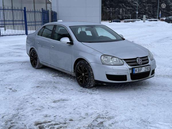 Grey Volkswagen Jetta 2006 in Vilnius, with an engine capacity of 1.98 L and mileage of 200 thousand km for 999 €, photo 4 on AUTOMOTO.COM.LV