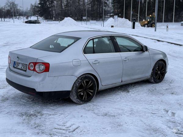 Grey Volkswagen Jetta 2006 in Vilnius, with an engine capacity of 1.98 L and mileage of 200 thousand km for 999 €, photo 5 on AUTOMOTO.COM.LV