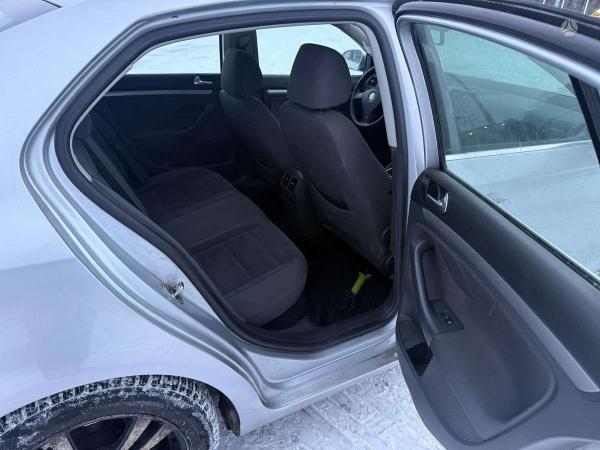Grey Volkswagen Jetta 2006 in Vilnius, with an engine capacity of 1.98 L and mileage of 200 thousand km for 999 €, photo 7 on AUTOMOTO.COM.LV