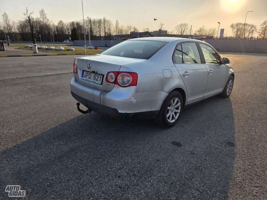 Grey Volkswagen Jetta 2006 in Kaunas, with an engine capacity of 1.90 L and mileage of 300 thousand km for 750 €, photo 3 on AUTOMOTO.COM.LV