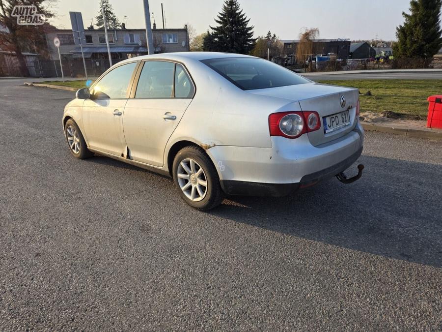 Grey Volkswagen Jetta 2006 in Kaunas, with an engine capacity of 1.90 L and mileage of 300 thousand km for 750 €, photo 4 on AUTOMOTO.COM.LV