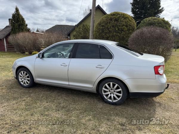 Grey Volkswagen Jetta 2006 in Rakvere, with an engine capacity of 2.00 L and mileage of 399 thousand km for 999 €, photo 4 on AUTOMOTO.COM.LV
