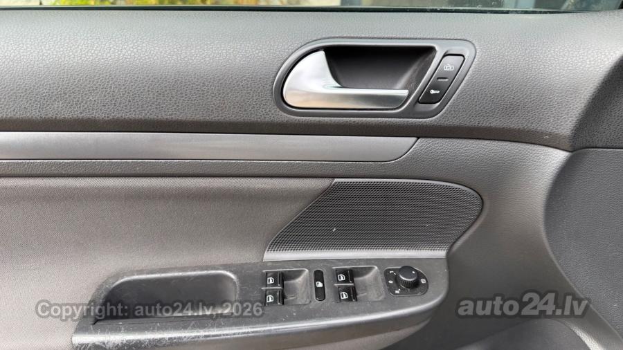 Pelēks Volkswagen Jetta 2006 Tallina, ar dzinēja tilpumu 1.60 L un nobraukumu 256 tūkst. km par 1600 €, foto 9 vietnē AUTOMOTO.COM.LV