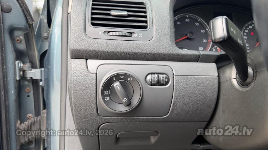 Pelēks Volkswagen Jetta 2006 Tallina, ar dzinēja tilpumu 1.60 L un nobraukumu 256 tūkst. km par 1600 €, foto 10 vietnē AUTOMOTO.COM.LV