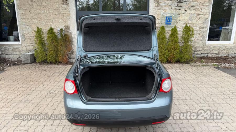 Pelēks Volkswagen Jetta 2006 Tallina, ar dzinēja tilpumu 1.60 L un nobraukumu 256 tūkst. km par 1600 €, foto 14 vietnē AUTOMOTO.COM.LV