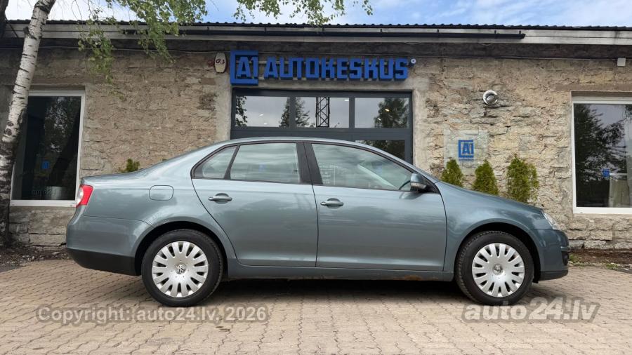 Pelēks Volkswagen Jetta 2006 Tallina, ar dzinēja tilpumu 1.60 L un nobraukumu 256 tūkst. km par 1600 €, foto 16 vietnē AUTOMOTO.COM.LV