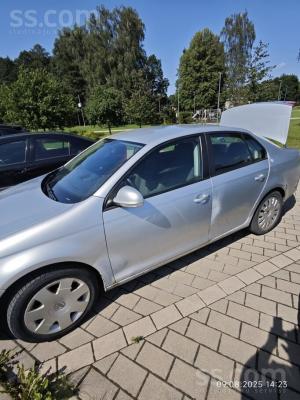 Pelēks Volkswagen Jetta 2006 Rīga, ar dzinēja tilpumu 1.60 L un nobraukumu 141 tūkst. km par 1300 €, foto 3 vietnē AUTOMOTO.COM.LV