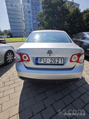 Pelēks Volkswagen Jetta 2006 Rīga, ar dzinēja tilpumu 1.60 L un nobraukumu 141 tūkst. km par 1300 €, foto 4 vietnē AUTOMOTO.COM.LV