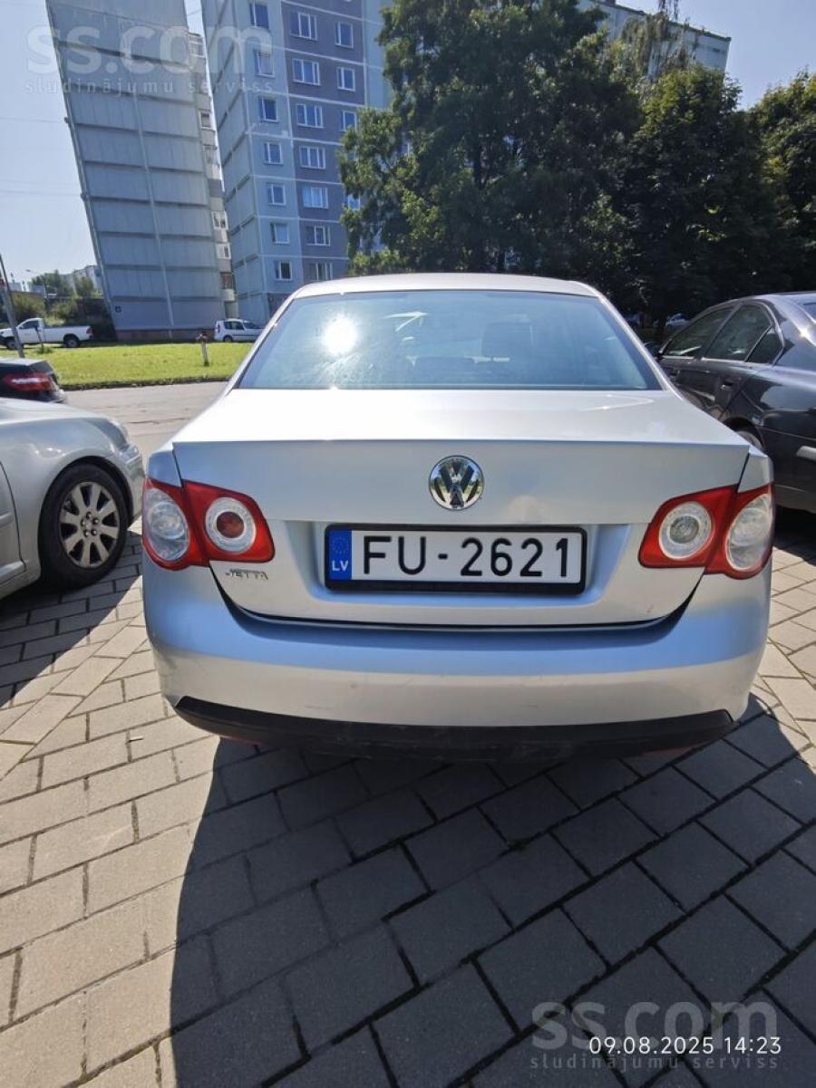 Pelēks Volkswagen Jetta 2006 Rīga, ar dzinēja tilpumu 1.60 L un nobraukumu 141 tūkst. km par 1300 €, foto 4 vietnē AUTOMOTO.COM.LV