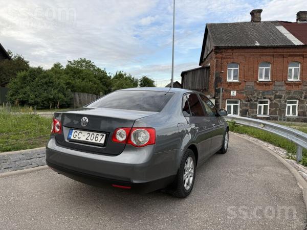 Grey Volkswagen Jetta 2006 in Daugavpils, with an engine capacity of 1.60 L and mileage of 350 thousand km for 1650 €, photo 5 on AUTOMOTO.COM.LV