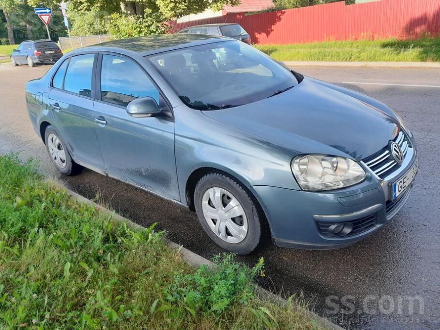 Pelēks Volkswagen Jetta 2006 Daugavpils, ar dzinēja tilpumu 1.60 L un nobraukumu 165 tūkst. km par 950 €, foto 1 vietnē AUTOMOTO.COM.LV