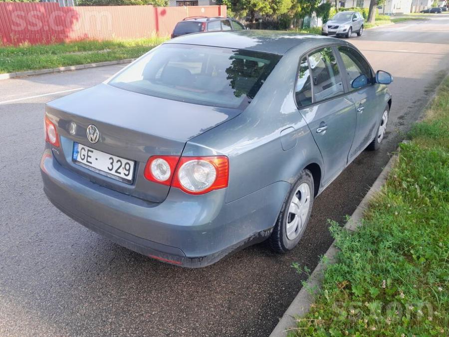 Pelēks Volkswagen Jetta 2006 Daugavpils, ar dzinēja tilpumu 1.60 L un nobraukumu 165 tūkst. km par 950 €, foto 3 vietnē AUTOMOTO.COM.LV