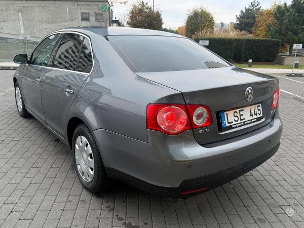 Pelēks Volkswagen Jetta 2006 Viļņa, ar dzinēja tilpumu 1.98 L un nobraukumu 235 tūkst. km par 1250 €, foto 3 vietnē AUTOMOTO.COM.LV