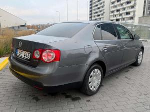 Pelēks Volkswagen Jetta 2006 Viļņa, ar dzinēja tilpumu 1.98 L un nobraukumu 235 tūkst. km par 1250 €, foto 3 vietnē AUTOMOTO.COM.LV