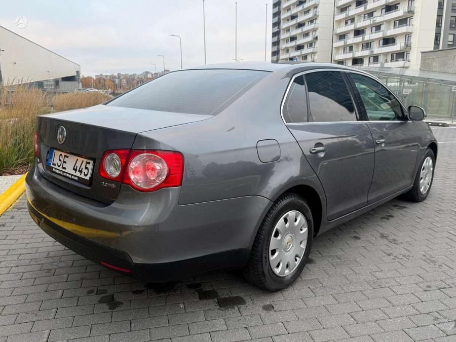 Pelēks Volkswagen Jetta 2006 Viļņa, ar dzinēja tilpumu 1.98 L un nobraukumu 235 tūkst. km par 1250 €, foto 3 vietnē AUTOMOTO.COM.LV