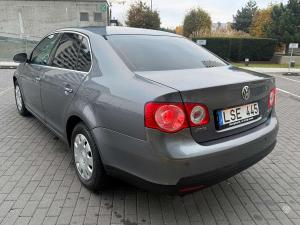 Pelēks Volkswagen Jetta 2006 Viļņa, ar dzinēja tilpumu 1.98 L un nobraukumu 235 tūkst. km par 1250 €, foto 4 vietnē AUTOMOTO.COM.LV