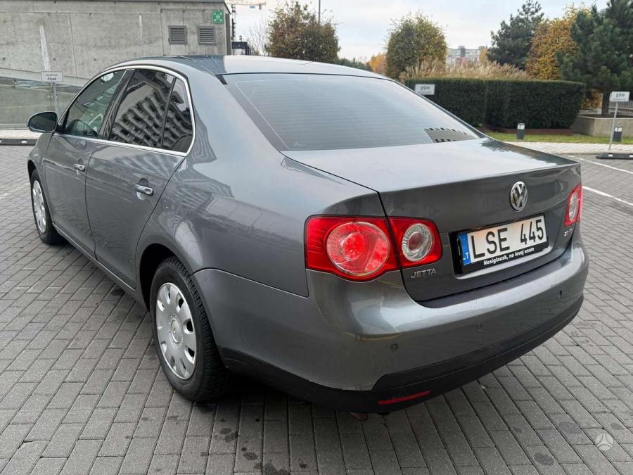 Pelēks Volkswagen Jetta 2006 Viļņa, ar dzinēja tilpumu 1.98 L un nobraukumu 235 tūkst. km par 1250 €, foto 4 vietnē AUTOMOTO.COM.LV