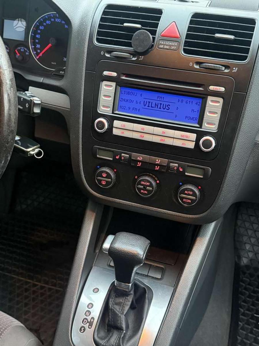 Pelēks Volkswagen Jetta 2006 Viļņa, ar dzinēja tilpumu 1.98 L un nobraukumu 235 tūkst. km par 1250 €, foto 9 vietnē AUTOMOTO.COM.LV