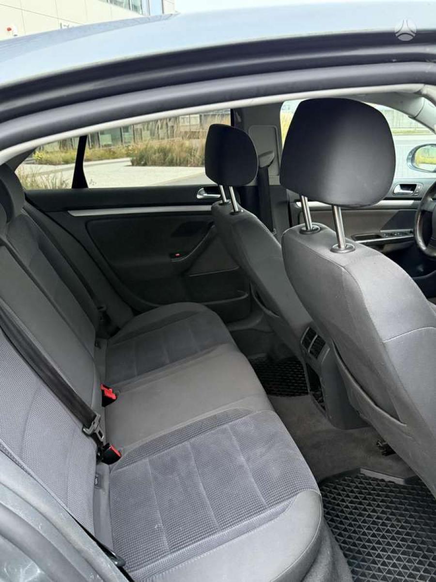 Pelēks Volkswagen Jetta 2006 Viļņa, ar dzinēja tilpumu 1.98 L un nobraukumu 235 tūkst. km par 1250 €, foto 10 vietnē AUTOMOTO.COM.LV