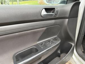 Grey Volkswagen Jetta 2006 in Gulbene, with an engine capacity of 1.90 L and mileage of 390 thousand km for 900 €, photo 12 on AUTOMOTO.COM.LV