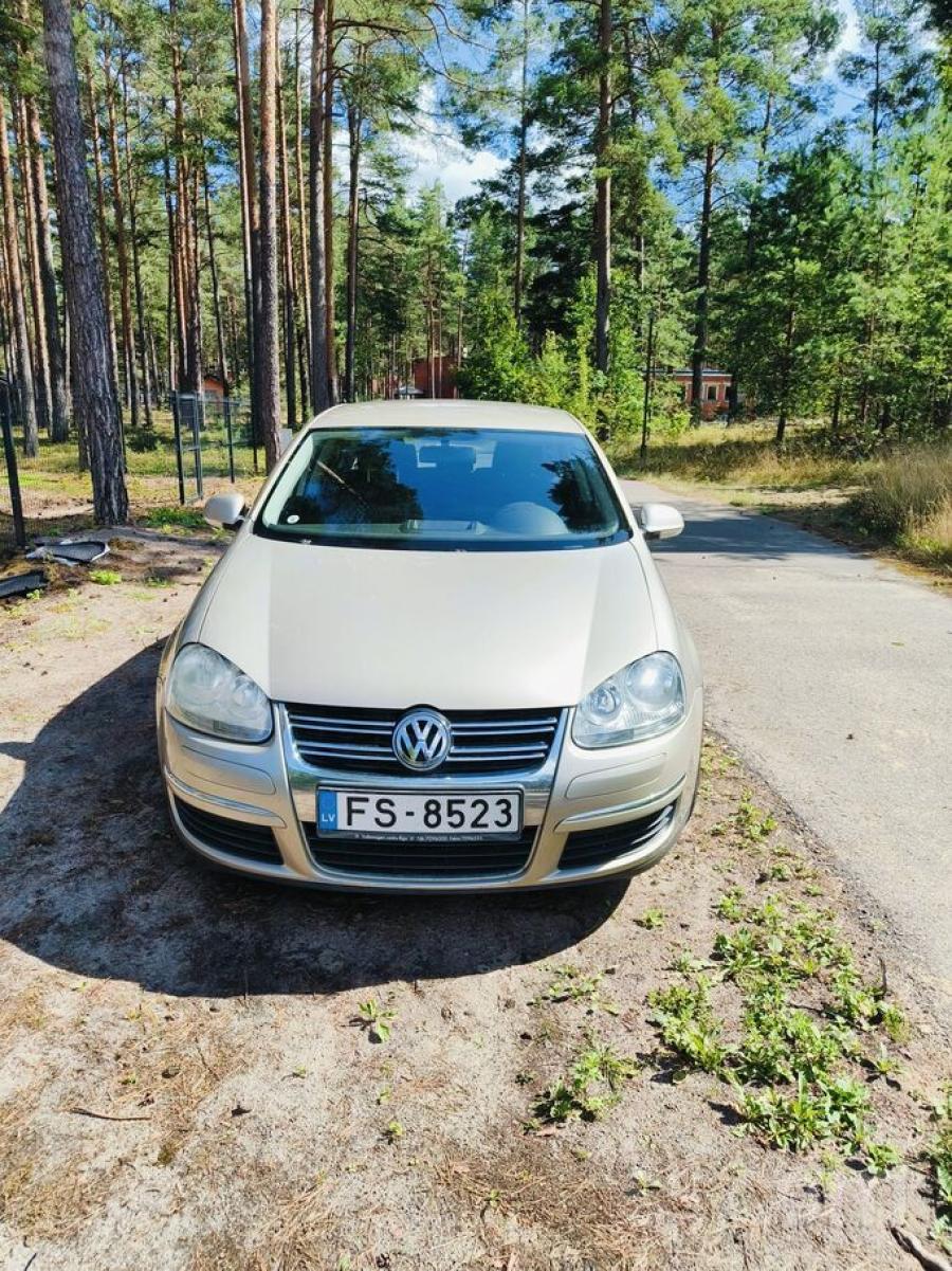 Pelēks Volkswagen Jetta 2006 Rīga, ar dzinēja tilpumu 1.60 L un nobraukumu 200 tūkst. km par 750 €, foto 1 vietnē AUTOMOTO.COM.LV