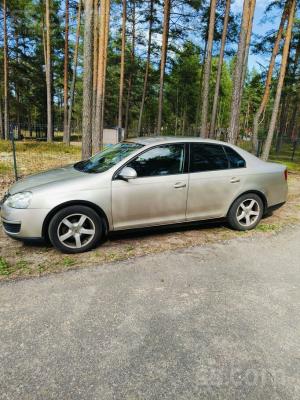 Pelēks Volkswagen Jetta 2006 Rīga, ar dzinēja tilpumu 1.60 L un nobraukumu 200 tūkst. km par 750 €, foto 3 vietnē AUTOMOTO.COM.LV