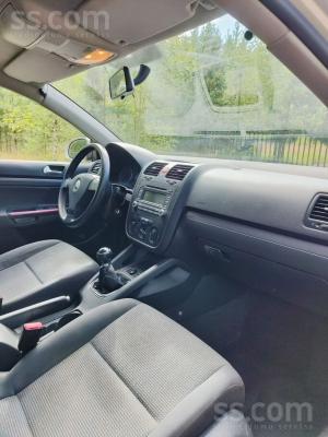 Pelēks Volkswagen Jetta 2006 Rīga, ar dzinēja tilpumu 1.60 L un nobraukumu 200 tūkst. km par 750 €, foto 7 vietnē AUTOMOTO.COM.LV