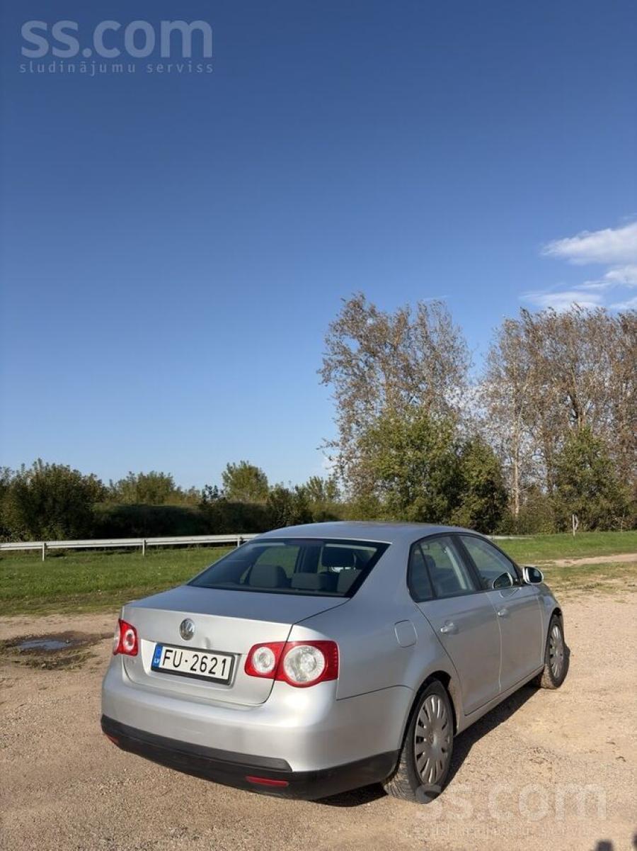 Pelēks Volkswagen Jetta 2006 Daugavpils, ar dzinēja tilpumu 1.60 L un nobraukumu 148 tūkst. km par 2500 €, foto 4 vietnē AUTOMOTO.COM.LV