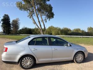 Pelēks Volkswagen Jetta 2006 Daugavpils, ar dzinēja tilpumu 1.60 L un nobraukumu 148 tūkst. km par 2500 €, foto 8 vietnē AUTOMOTO.COM.LV