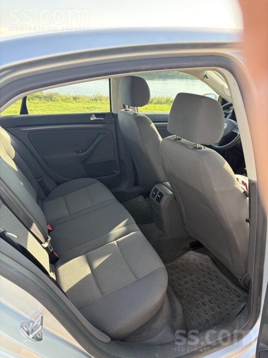 Pelēks Volkswagen Jetta 2006 Daugavpils, ar dzinēja tilpumu 1.60 L un nobraukumu 148 tūkst. km par 2500 €, foto 12 vietnē AUTOMOTO.COM.LV