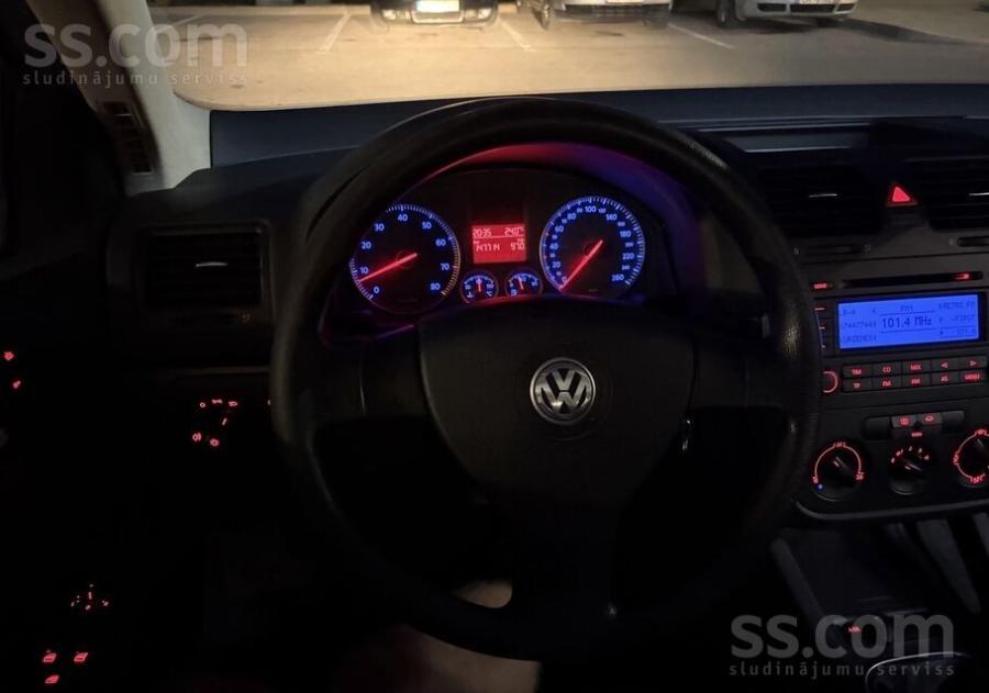 Pelēks Volkswagen Jetta 2006 Daugavpils, ar dzinēja tilpumu 1.60 L un nobraukumu 148 tūkst. km par 2500 €, foto 16 vietnē AUTOMOTO.COM.LV