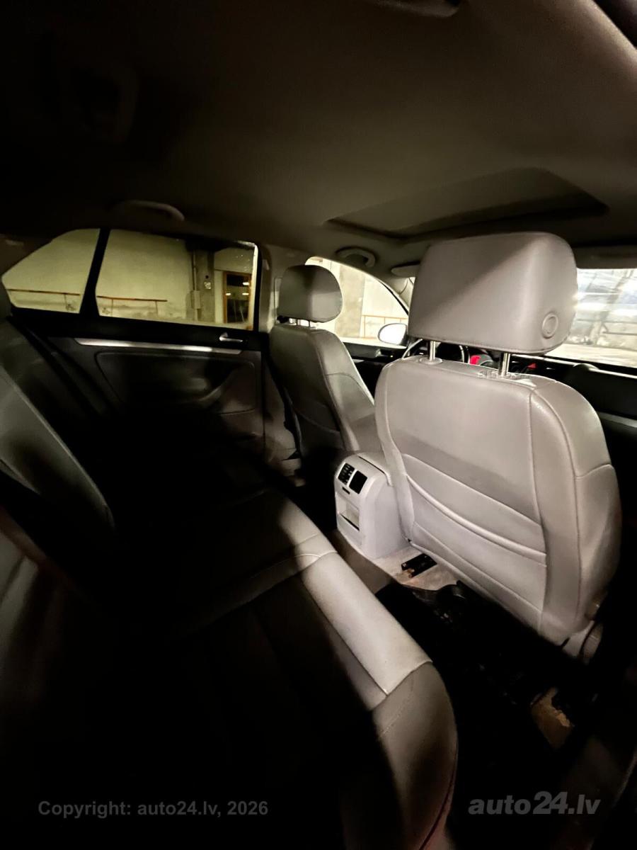 Pelēks Volkswagen Jetta 2006 Tallina, ar dzinēja tilpumu 2.00 L un nobraukumu 155 tūkst. km par 2200 €, foto 9 vietnē AUTOMOTO.COM.LV