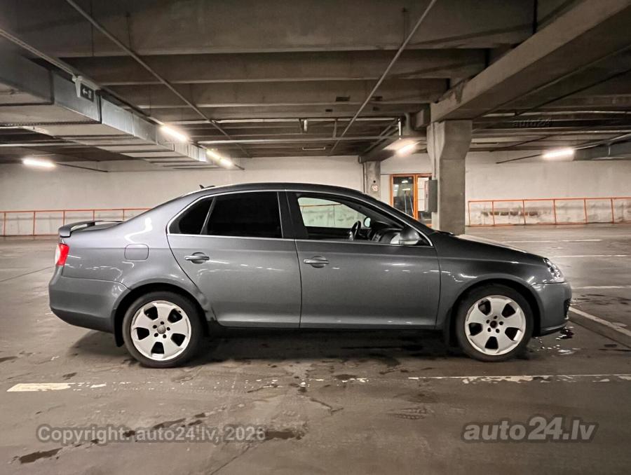 Pelēks Volkswagen Jetta 2006 Tallina, ar dzinēja tilpumu 2.00 L un nobraukumu 155 tūkst. km par 2200 €, foto 15 vietnē AUTOMOTO.COM.LV