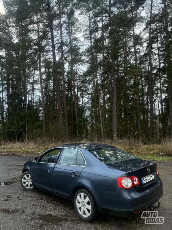Pelēks Volkswagen Jetta 2007 Viļņa, ar dzinēja tilpumu 1.90 L un nobraukumu 215 tūkst. km par 1450 €, foto 1 vietnē AUTOMOTO.COM.LV