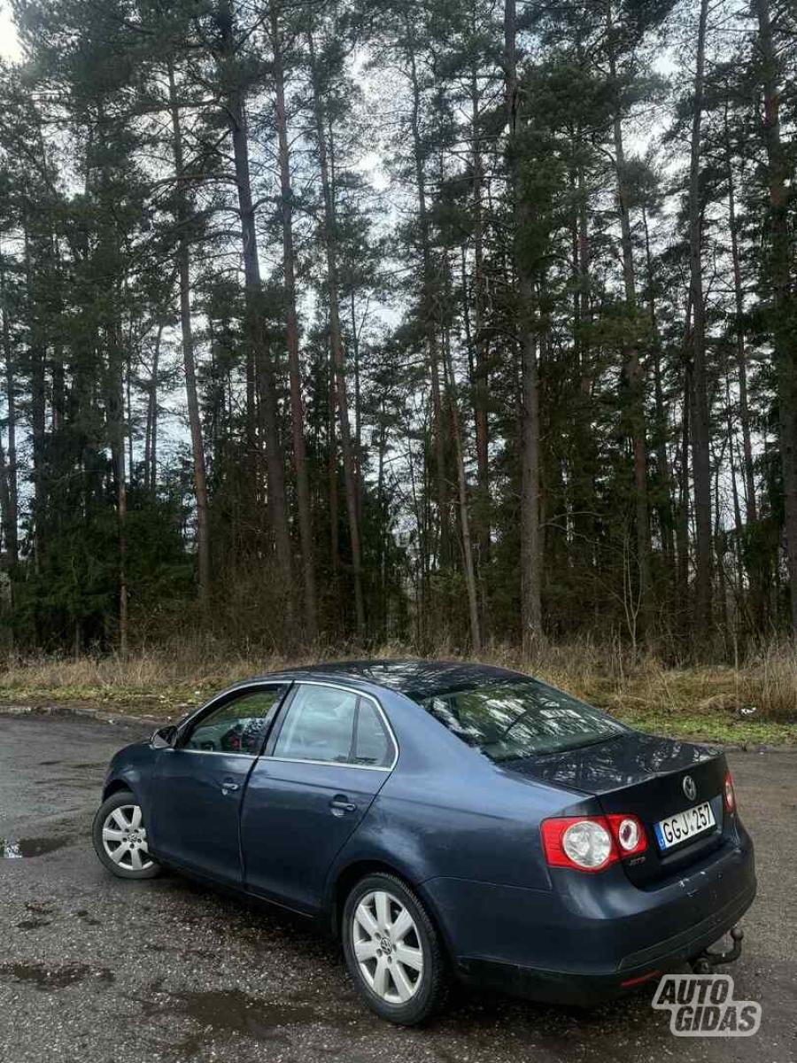 Pelēks Volkswagen Jetta 2007 Viļņa, ar dzinēja tilpumu 1.90 L un nobraukumu 215 tūkst. km par 1450 €, foto 1 vietnē AUTOMOTO.COM.LV