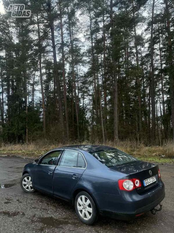 Pelēks Volkswagen Jetta 2007 Viļņa, ar dzinēja tilpumu 1.90 L un nobraukumu 215 tūkst. km par 1450 €, foto 1 vietnē AUTOMOTO.COM.LV