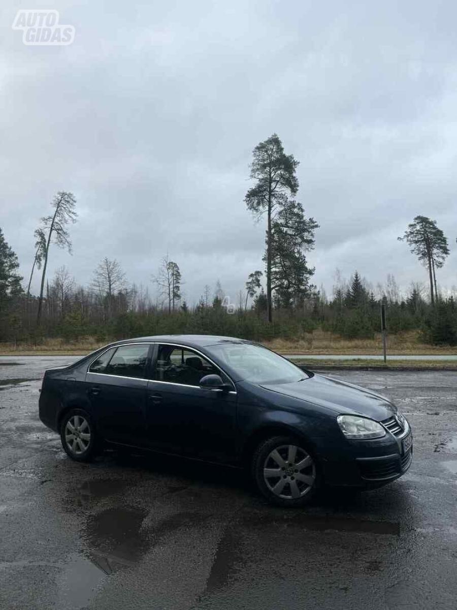 Grey Volkswagen Jetta 2007 in Vilnius, with an engine capacity of 1.90 L and mileage of 215 thousand km for 1550 €, photo 1 on AUTOMOTO.COM.LV