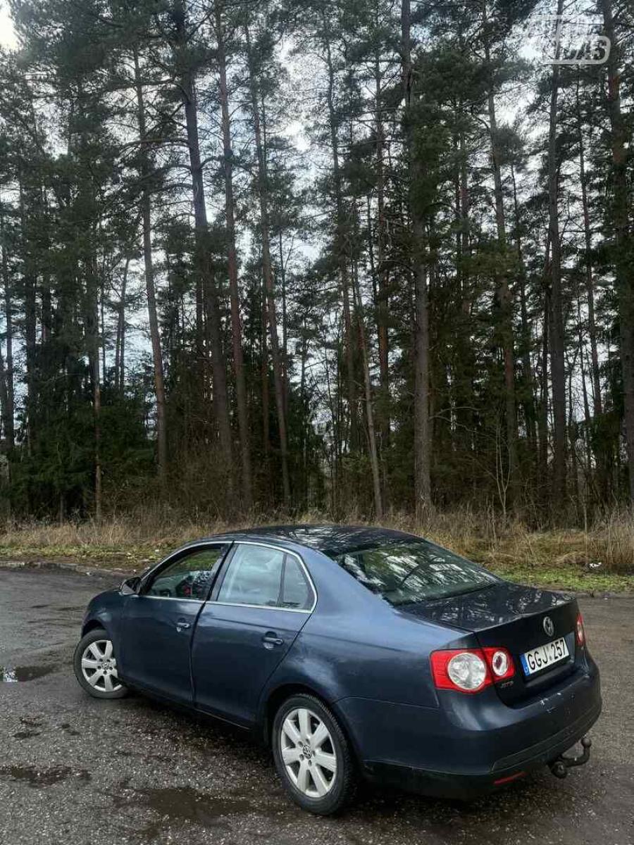 Pelēks Volkswagen Jetta 2007 Viļņa, ar dzinēja tilpumu 1.90 L un nobraukumu 215 tūkst. km par 1450 €, foto 1 vietnē AUTOMOTO.COM.LV