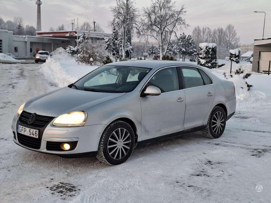 Pelēks Volkswagen Jetta 2007 Plungė, ar dzinēja tilpumu 1.90 L un nobraukumu 347 tūkst. km par 1350 €, foto 1 vietnē AUTOMOTO.COM.LV