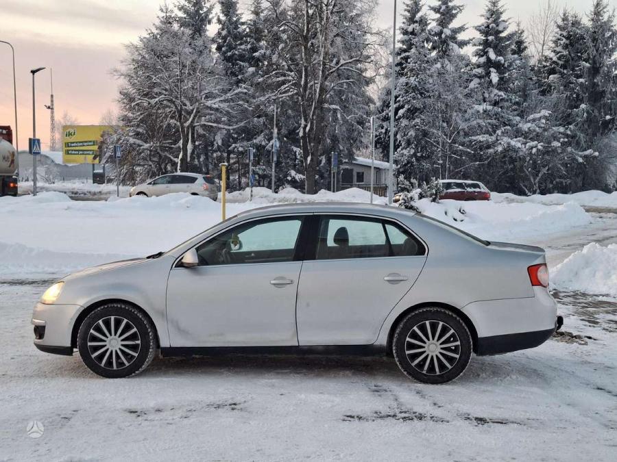 Pelēks Volkswagen Jetta 2007 Plungė, ar dzinēja tilpumu 1.90 L un nobraukumu 347 tūkst. km par 1350 €, foto 2 vietnē AUTOMOTO.COM.LV