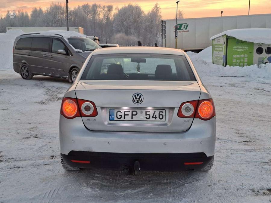 Pelēks Volkswagen Jetta 2007 Plungė, ar dzinēja tilpumu 1.90 L un nobraukumu 347 tūkst. km par 1350 €, foto 4 vietnē AUTOMOTO.COM.LV